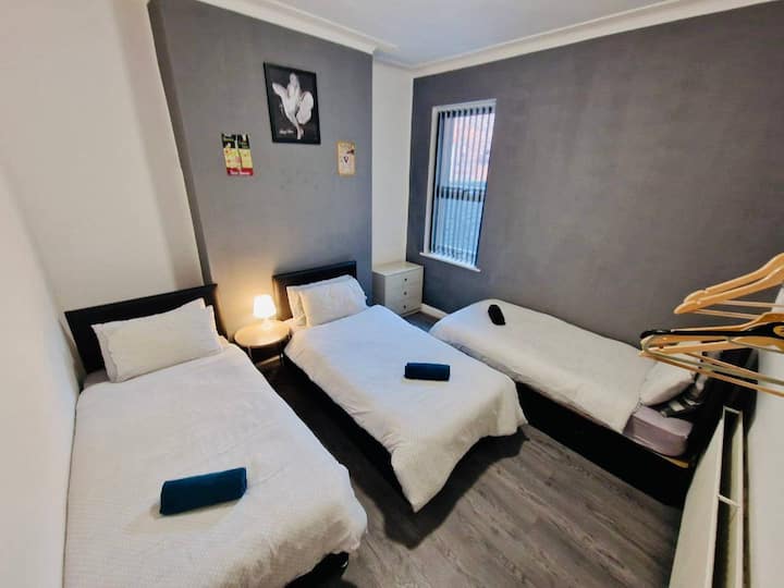 Bright Room In Shared House – Sleeps 3 - イギリス リバプール