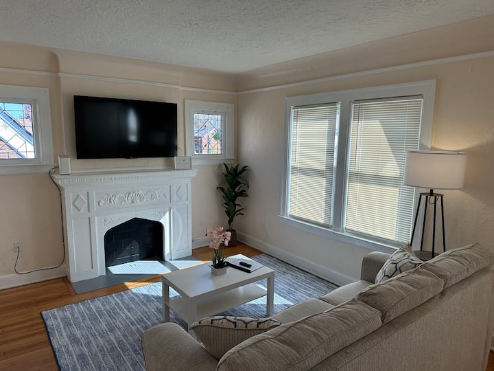 Clean Room In Comfy House - A - Detroit, MI