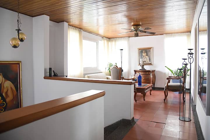 Casa Familiar En Zona Exclusiva - Cali