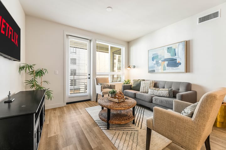 South Coast Modern: 2bd Gem | Pool, Gym + Parking - サンタアナ, CA