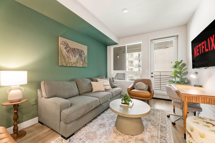 South Coast Serenity-modern Amenities + Parking - Santa Ana, CA