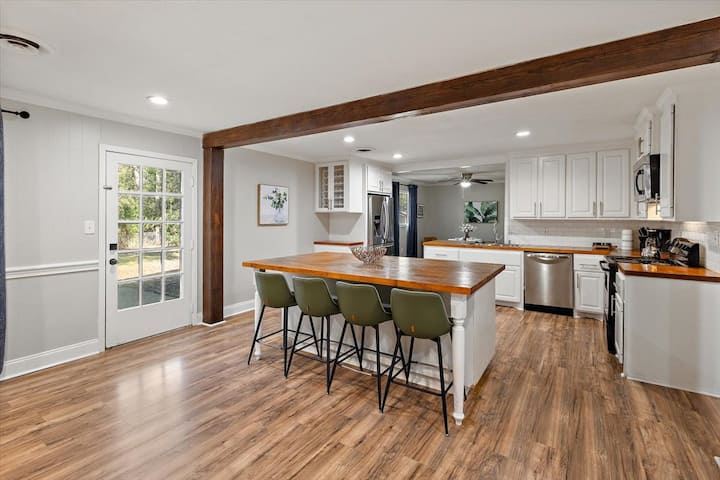 Spacious Northeast Hideaway - Jackson, MS