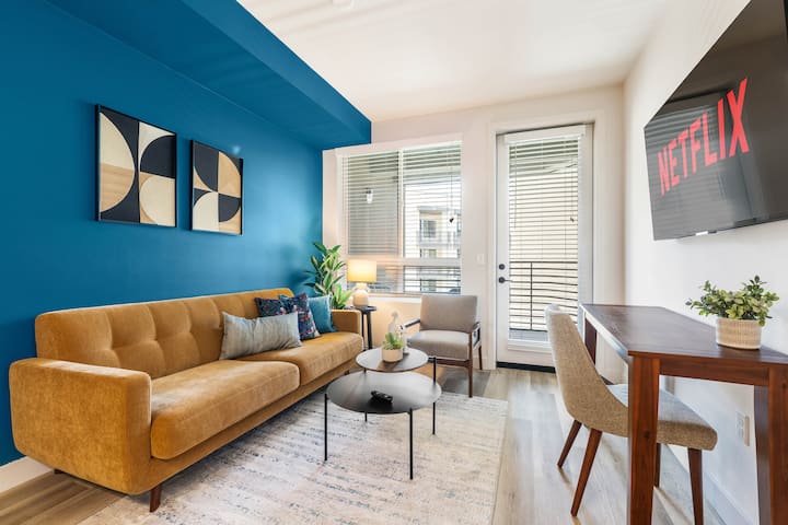 Modern Apt | Top Amenities | 1mi To Scp + Parking - Santa Ana, CA