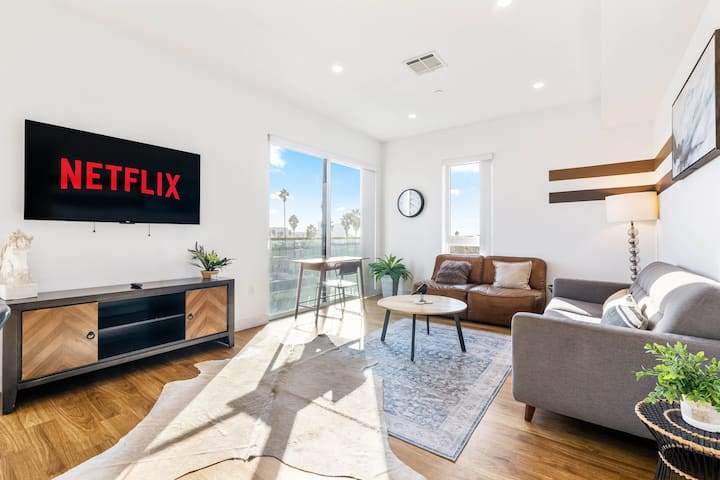 Light-filled K-town Home- Parking + Gym- Near Hwd - Culver City