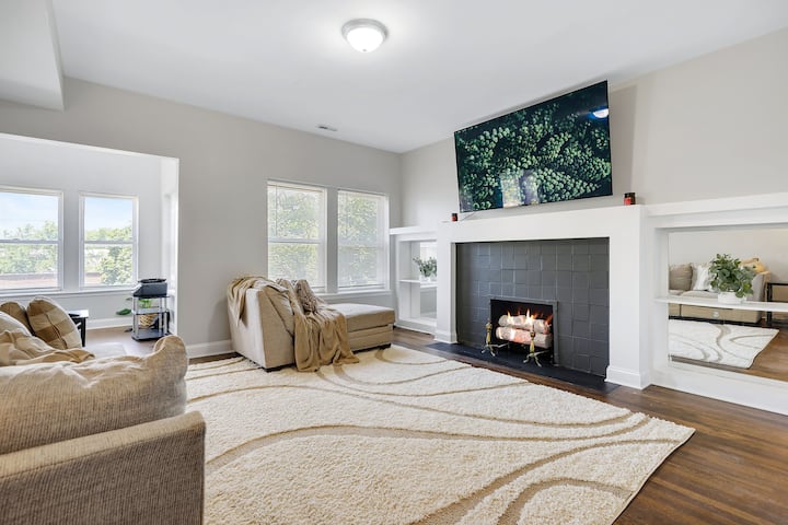 Sunny Top-floor Retreat | 20 Mins To Downtown! - Fernwood - Chicago