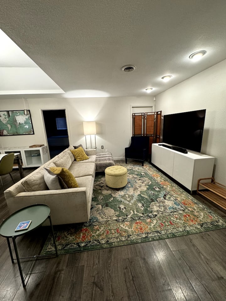 Charming And Spacious Retreat - Lawrence, KS