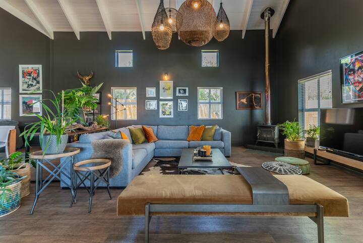 Stylish Family Home Perfect For Entertaining - Cape Town