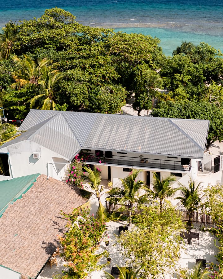 10 Room Beachfront Home - 40 Mins From Male - Malé