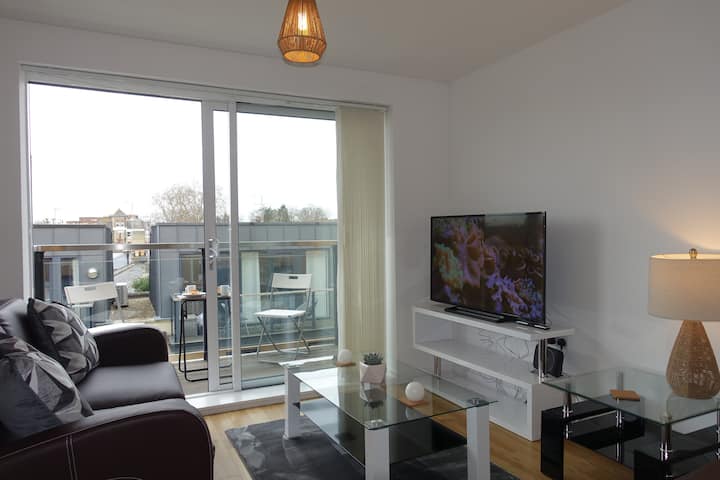 Bright And Airy 2-bed With Balcony - Kingston upon Thames
