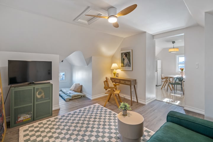 Attic Chic W/penthouse Energy|king Bed|near Falls - Fallsview Indoor Waterpark