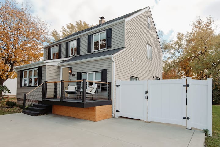 Luxe Allen Stadium Home|3 Blocks Away|hot Tub - Hamburg, NY