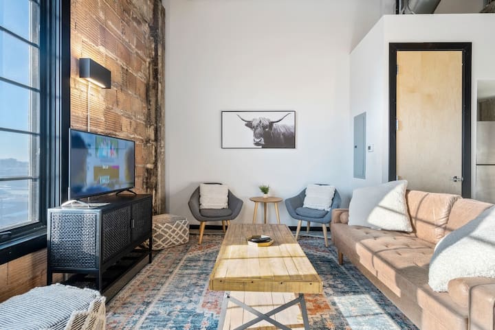 Industrial Studio Apartment - Waterloo, IA