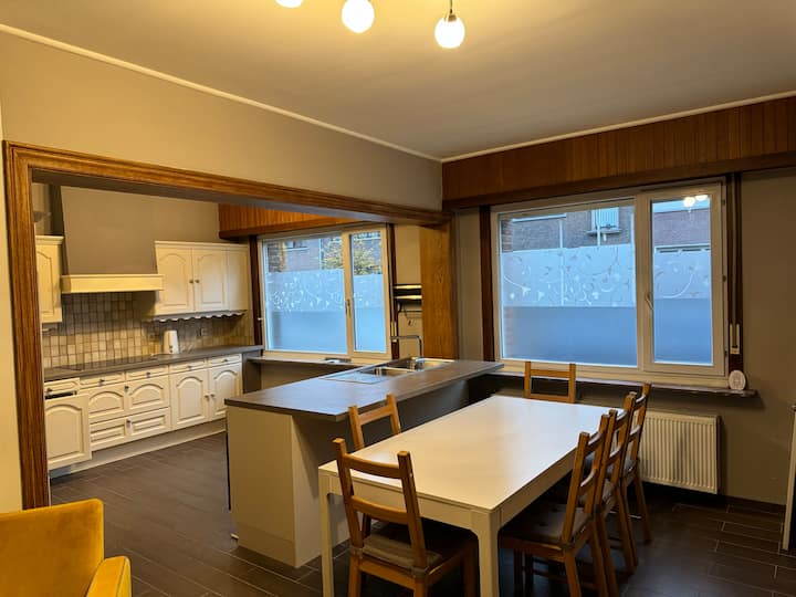 Centraal Gelegen Huis Voor Zes - Kontich