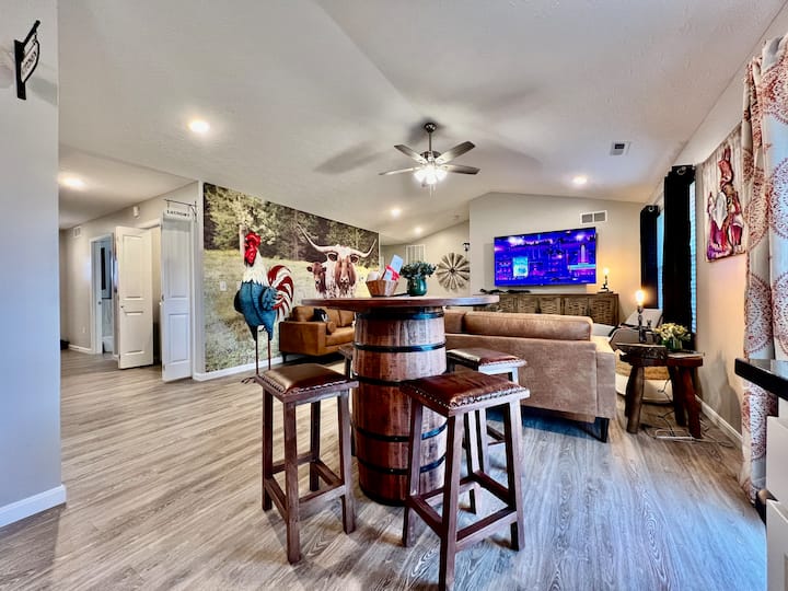 New Farmhouse Retreat Rustic Decor And Cozy Vibes! - Middletown, OH