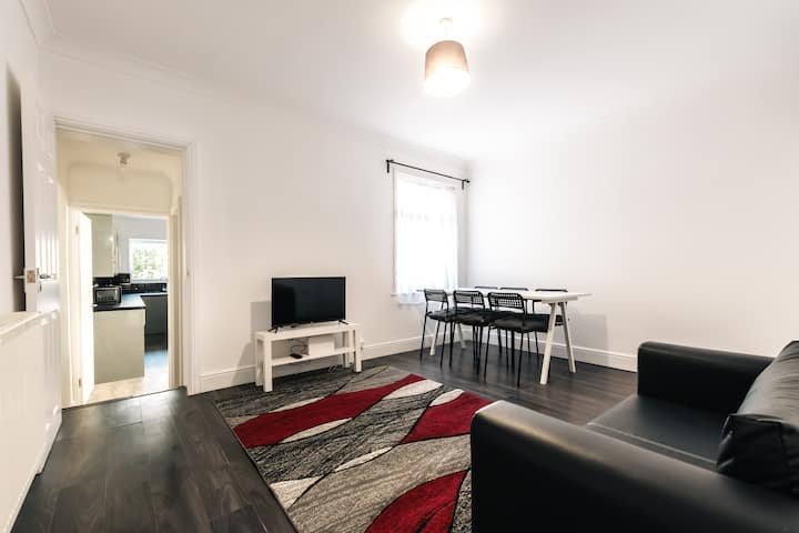 Perfect For Contractors, Stylish Modern Home - Wiltshire