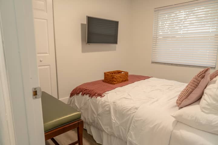 Cozy Queen Room | Sleeps 2 | Shared Ba @ Orlando - Orlando