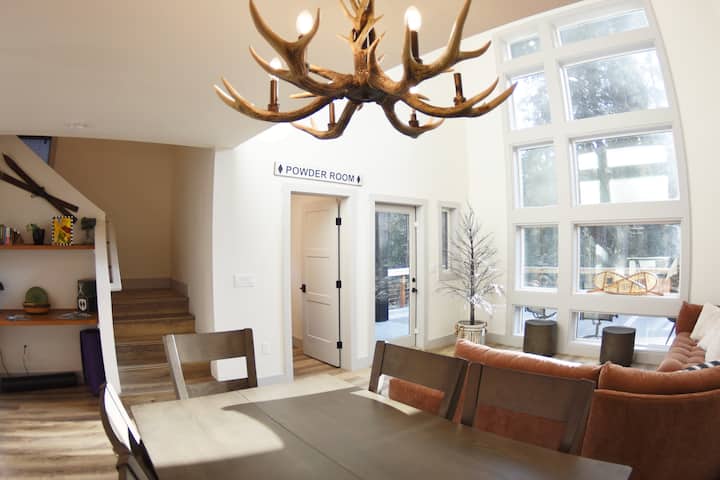 Luxe Hot Tub Girdwood Ski Home - Girdwood, AK