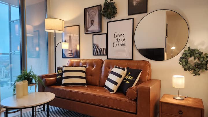 Stylish Urban Condo Near Dining & Attractions - Kitchener, ON, Canada