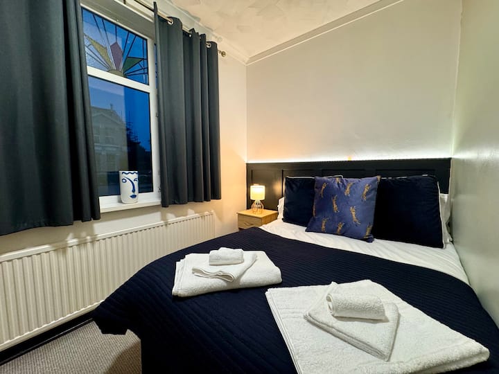 "Your Home Away From Home" Double Room With Bath - Llanelli