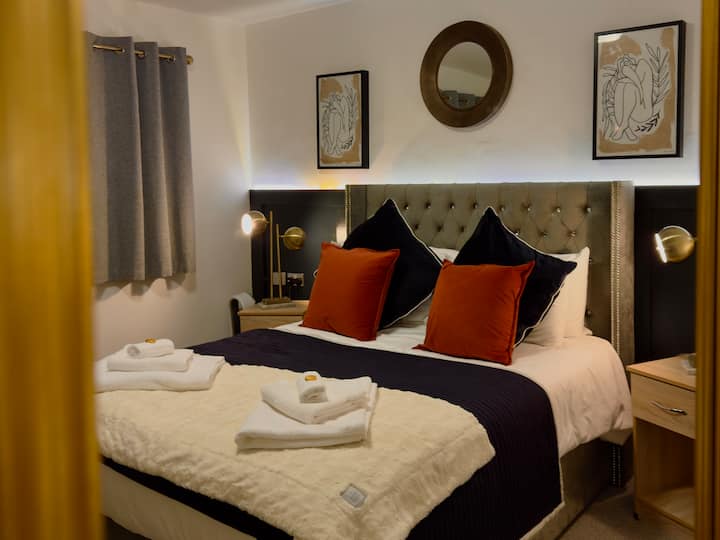 Your Home Away From Home (King Room) - Llanelli