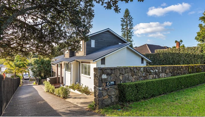 Bright Spacious Coastal Retreat - Auckland