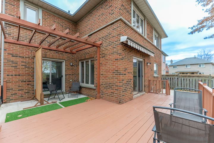 Spacious | Ping Pong | Exercise Tools | Ev Charger - Brampton