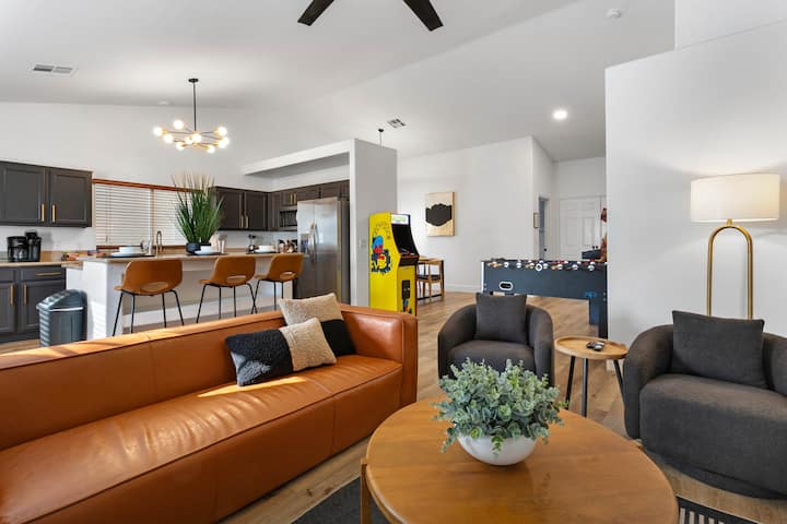 Modern 5bd W/foosball, Pool, And Arcardes! - Las Vegas