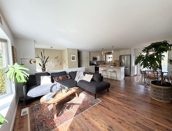 Beautiful, Light Filled Home - Everett, WA