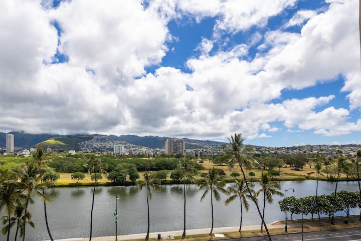Ala Wai Canal Waikiki Skyliner Condo W/ Free Pking - Honolulu, HI