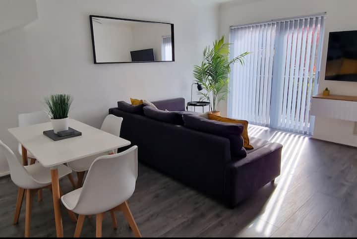 Modern 3 Bed Apt & Free Parking - Woolwich