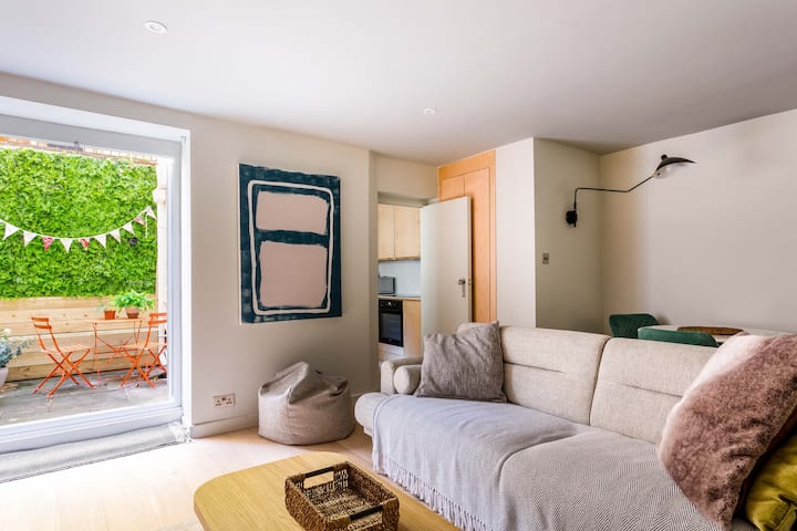 Tranquil Retreat With Private Courtyard Garden - Hove