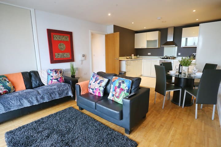 Canal Side & Great View Walk To Manchester - Old Trafford - Manchester