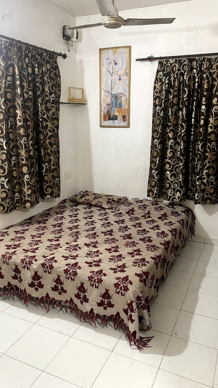 Private Room In Prime Area - Ahmedabad
