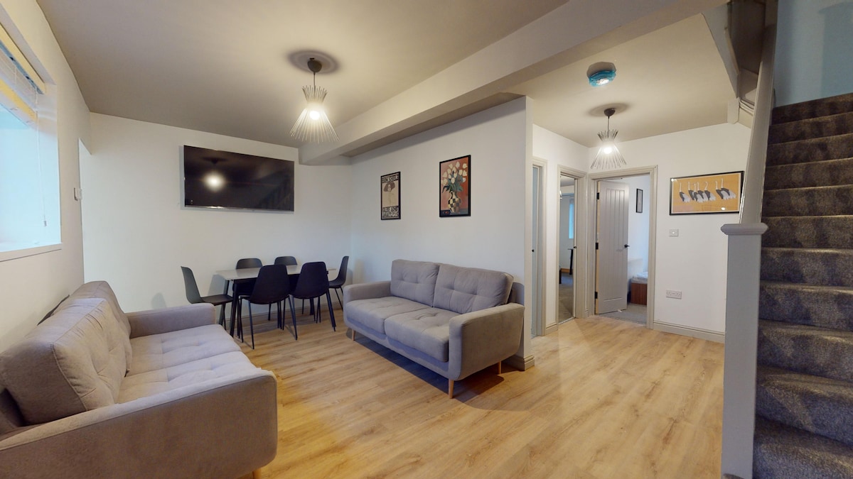 Spacious 6-Bedroom Home with Parking - Houses for Rent in Crossgate ...