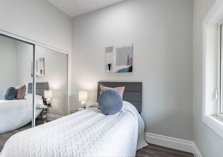 Serene Room In Renovated House - カナダ ハミルトン