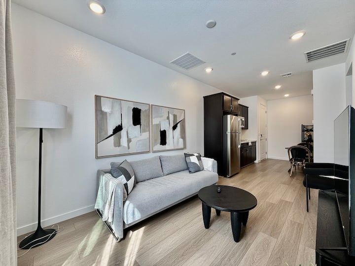 Water Street District: Ice Rink | King | Ev | Pets - Henderson, NV