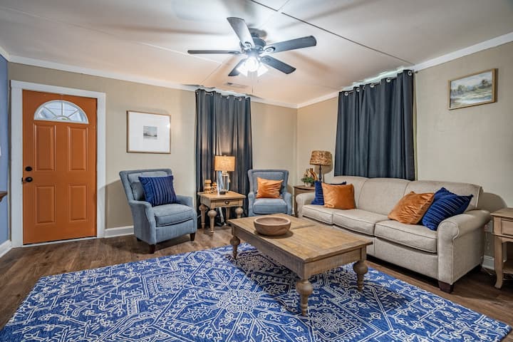 Charming Stay | Work Desk & Streaming Ready! - Douglasville, GA