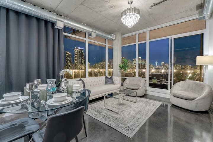 {Stella's Suite} ~ Panoramic Views ~ Lux King Bed - Calgary