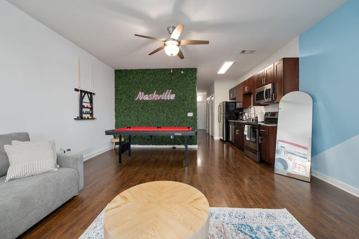 5 Min To Bdwy | Gated Parking, 1 Gbps Wifi, & Gym - Nashville, TN