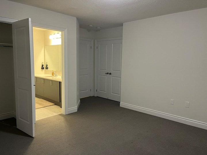Private Room In Quiet Location - Oshawa