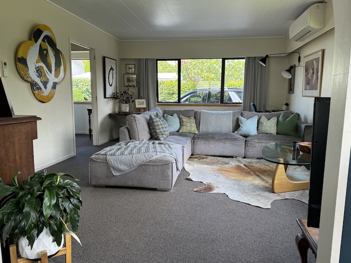 5 Minute Stroll To Village!
4 Bedrooms+playroom - Havelock North