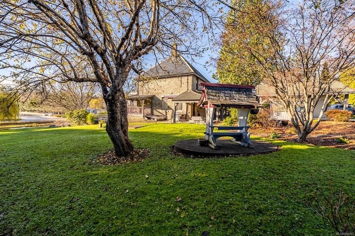 Historic Sandwick Manor Acreage - Comox