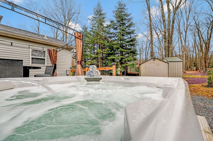 3br Ranch Retreat | Hot Tub, Fire & Master Suite - Albrightsville, PA