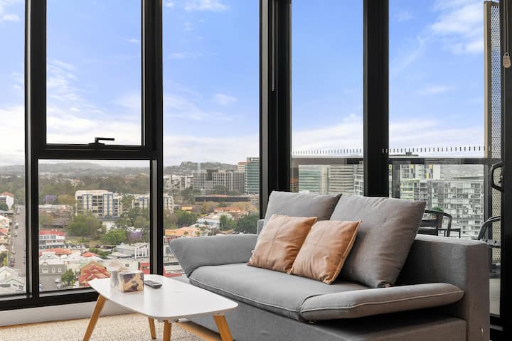 City View | Gym & Pool | 2 Mins Walk To Train - Brisbane