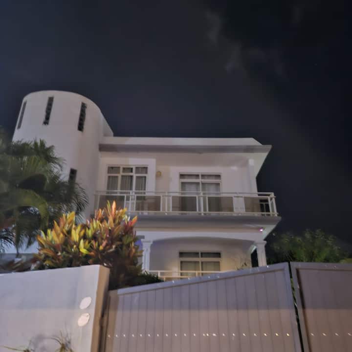 Modern House With Pool & Rooftop - Port Louis