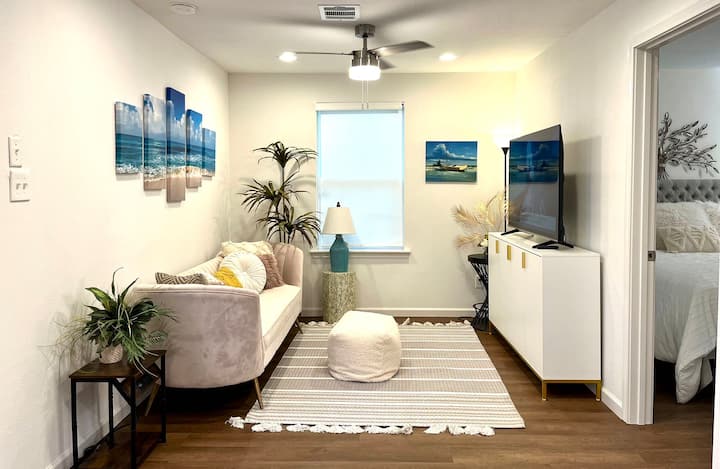 Cozy Guest Cottage In Katy Town - Katy, TX