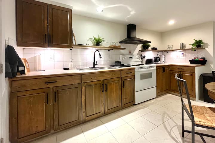 Ambleside 2 Bed Vacation Home With Parking - North Vancouver