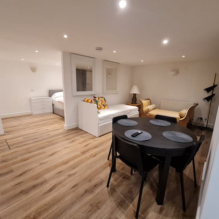 Ideally Located Flat In London - London