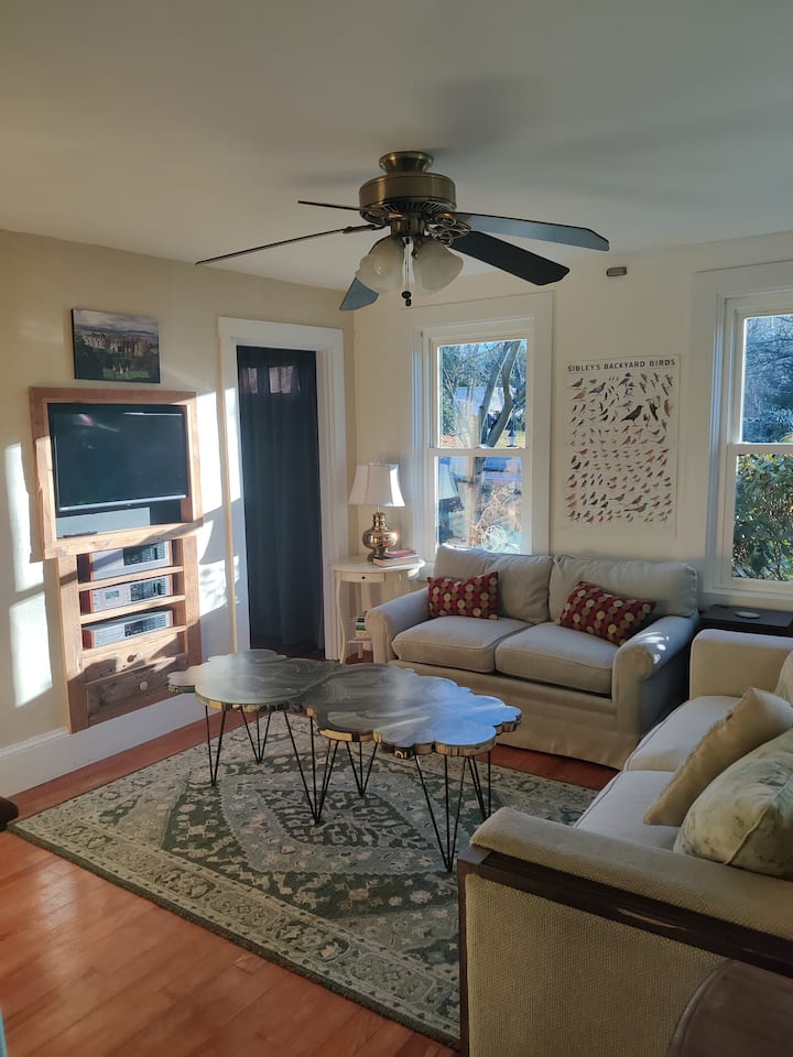 Cozy Farmhouse, Pet-friendly + Close To Everything - Fall River, MA