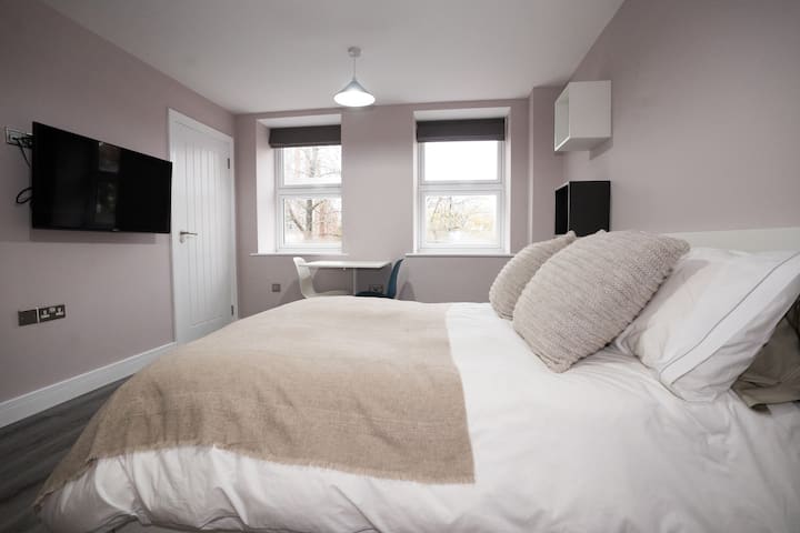 Large Double, Serviced Studio By Castle Park - Colchester